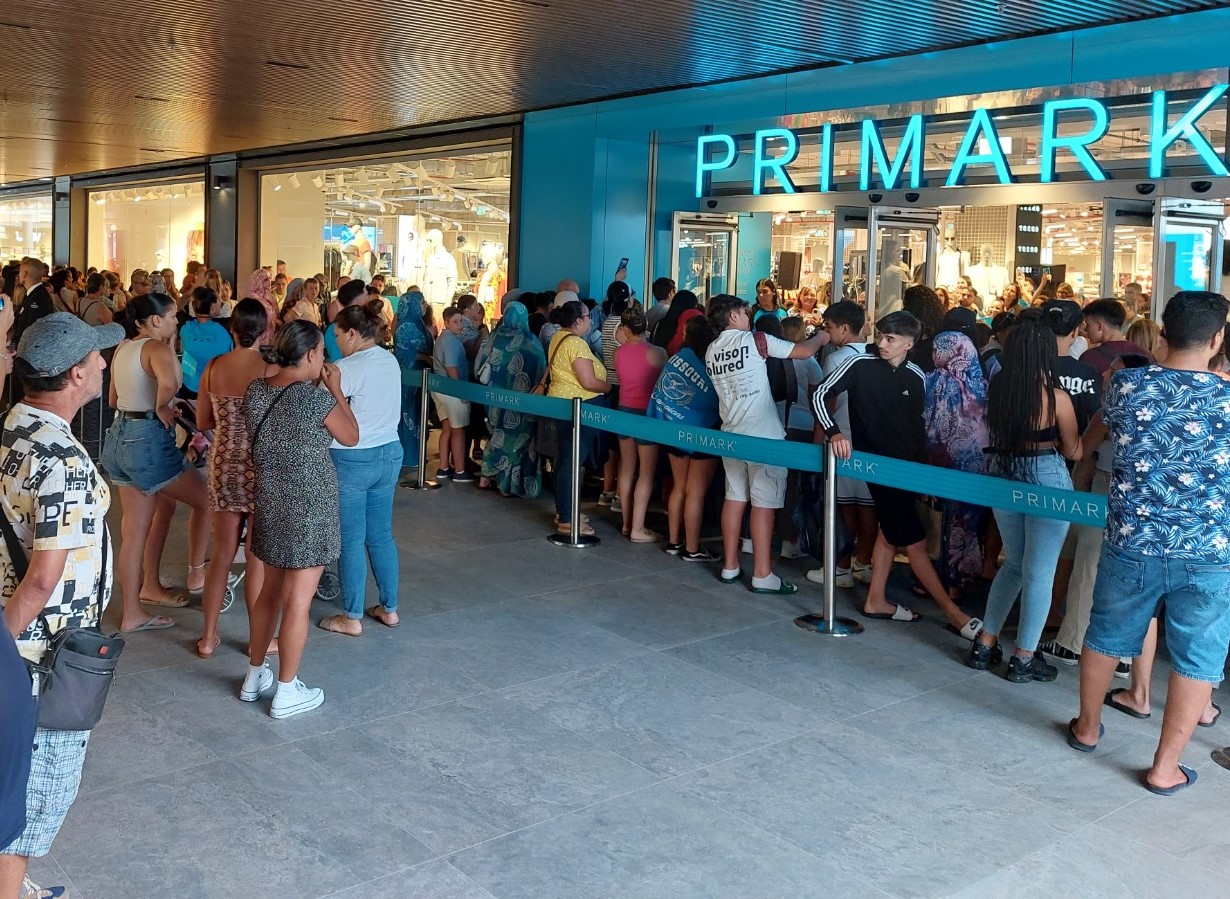 Cientos de visitantes acuden a la apertura de Primark